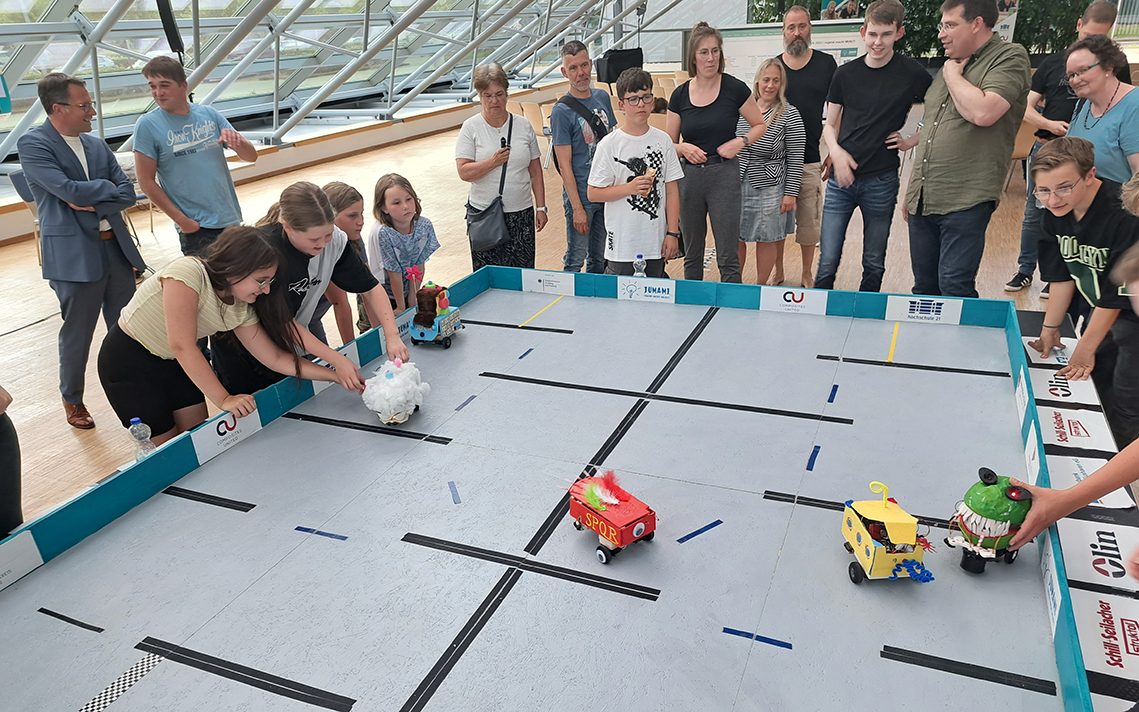 Roboter flitzen durch die Solarhalle | Composites United e.V.